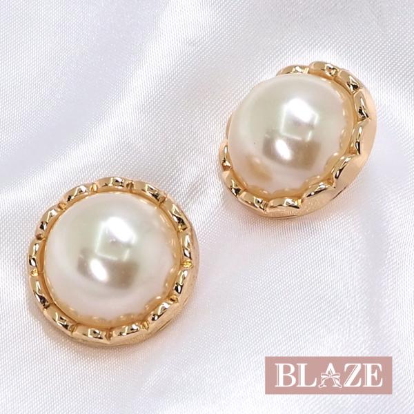 ▼商品詳細▼【デザイン】A＜パール＞【サイズ】直径約20mm【入数】2個【材質】アクリル樹脂・ABS・合金【原産国】中国【スタッフのコメント】アンティーク感のあるゴールドがアクセントなパールボタン。ボタンの付け替えや洋服などのリメイク、飾り...