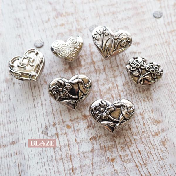 ▼商品詳細▼デザイン】画像参照 【サイズ】画像参照 【入数】2個入り【材質】ABS樹脂【原産国】中国【スタッフのコメント】軽くて扱いやすいメタル風のデザインハートボタンハンドメイド作品や洋服などのリメイクや飾りボタンにおすすめです♪▼お肌に...