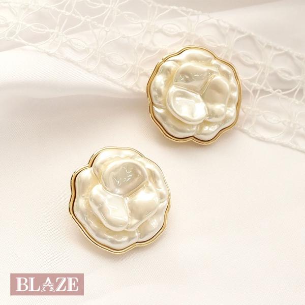 ▼商品詳細▼【デザイン】画像参照【サイズ】直径：約2.6cm【入数】1個入り【材質】ABS・亜鉛合金【原産国】中国【スタッフのコメント】大きめサイズのパール調がおしゃれな飾りボタンひとつ添えるだけでいつもの服や小物がぐっと華やかになります。...