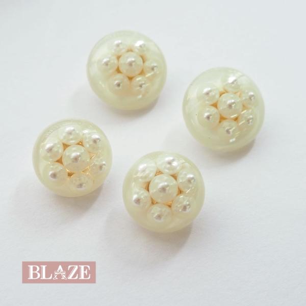 ▼商品詳細▼【デザイン】画像参照【サイズ】画像参照【入数】2個【材質】亜鉛合金・不飽和樹脂【原産国】中国【スタッフのコメント】かわいいパールが封入されたボタンです。洋服のボタンの付け替えや、小物のアレンジ、アクセサリーのワンポイントにもおす...