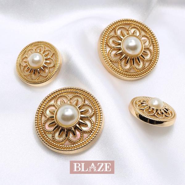 ▼商品詳細▼【デザイン】A＜小＞・B＜大＞【サイズ】A：直径約18mm　B：直径約25mm【入数】2個【材質】亜鉛合金・ポリエステル樹脂【原産国】中国【スタッフのコメント】センターパールとゴールドのお花が華やかで上品なメタルボタン。ボタンの...
