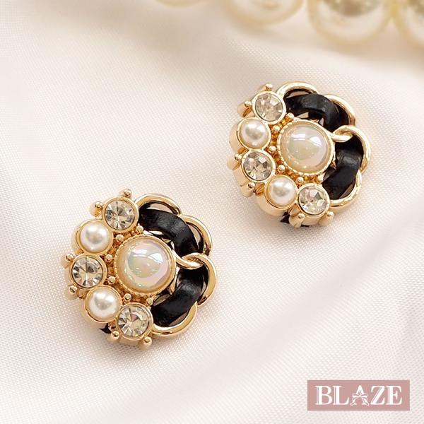 ▼商品詳細▼【デザイン】画像参照【サイズ】直径：約1.8cm【入数】2個入り【材質】ABS・亜鉛合金・ガラス【原産国】中国【スタッフのコメント】ビジュー・パール・レザーの異素材ミックスで高見えまちがいなし！服や小物に添えるだけで、ワンランク...