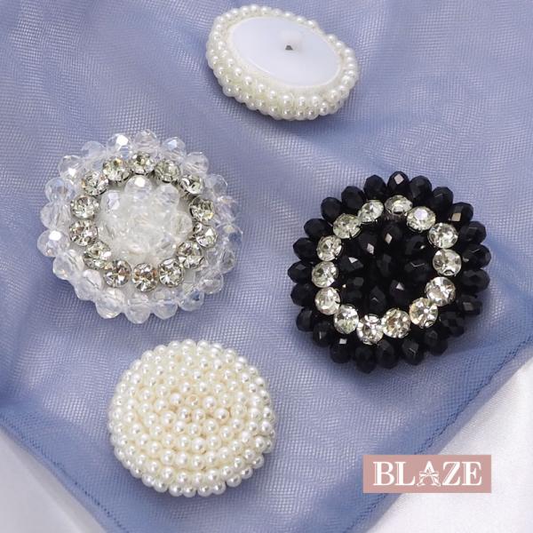 ▼商品詳細▼【デザイン】A＜クリア＞・B＜ブラック＞・C＜パール＞【サイズ】A・B：直径約40mm　C：直径約30mm【入数】1個【材質】ポリエステル樹脂・ガラス【原産国】中国【スタッフのコメント】パールとビーズを使用した上品なボタン！ハン...