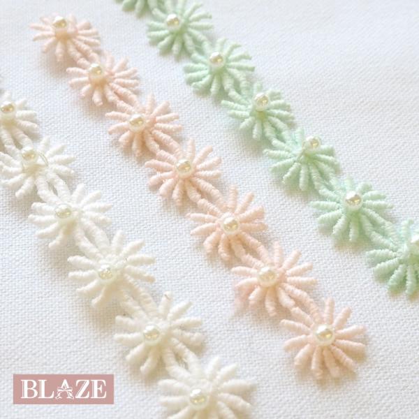 ▼商品詳細▼【デザイン】A＜ホワイト＞・B＜ピンク＞・C＜グリーン＞【サイズ】幅：約1.5cm　長さ：約10cm〜（10cmでお花7個分）【材質】ポリエステル・アクリル【原産国】中国【スタッフのコメント】淡いペールトーンが可愛いパール付きの...