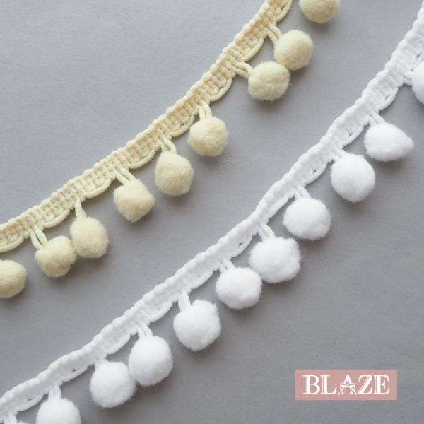 ▼商品詳細▼【デザイン】A＜ホワイト＞・B＜アイボリー＞【サイズ】幅：約2.5cm 　長さ：約100cm【入数】100cm【材質】ポリエステル【原産国】中国【スタッフのコメント】ポンポンが付いた可愛いレースです。そで口や裾、小物の装飾など付...