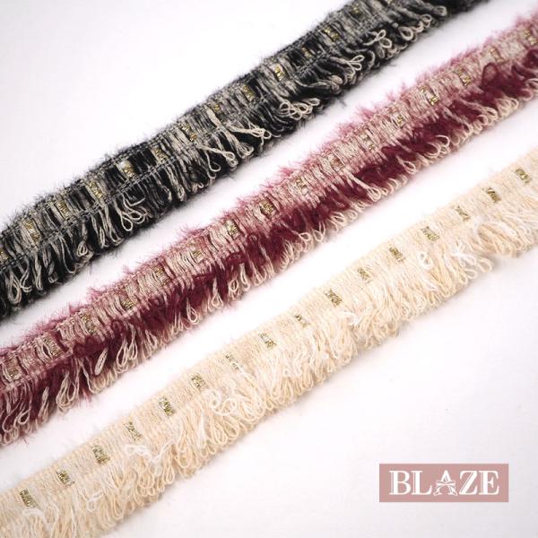 ▼商品詳細▼【デザイン】A＜ホワイト＞・B＜ブラック＞・Ｃ＜レッド＞【サイズ】幅：約2.5cm　長さ：30cm【入数】1本【材質】ポリエステル・綿【原産国】中国【スタッフのコメント】ゴールドのラインが華やかなフリンジテープです。インテリア用...
