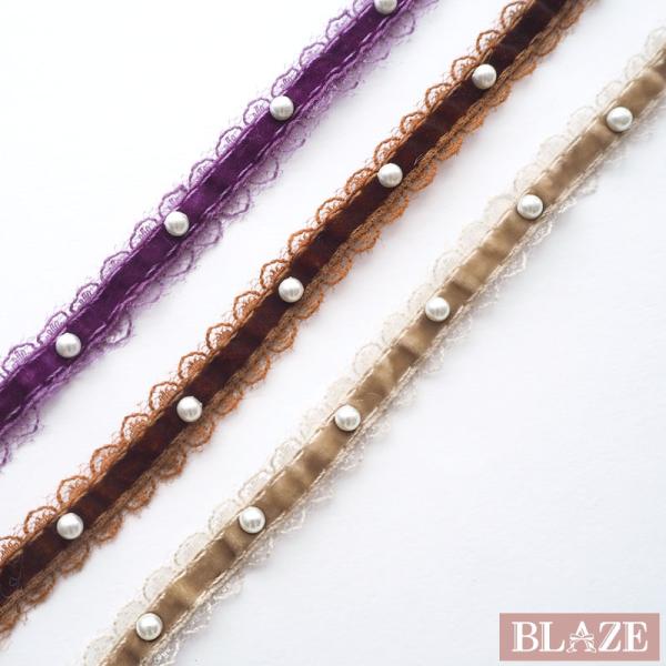 ▼商品詳細▼【デザイン】画像参照【サイズ】幅約1.2cm 長さ：約30cm【材質】ナイロン【原産国】韓国【スタッフのコメント】人気のベロアレースにパールビーズが付いてとってもかわいい♪アクセサリーパーツの他にアレンジやリメイクにもピッタリの...