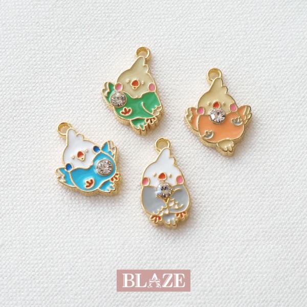 ▼商品詳細▼【デザイン】画像参照【サイズ】画像参照【入数】1個【材質】亜鉛合金・エポキシ樹脂・ガラス【原産国】中国【スタッフのコメント】ラインストーンが付いた可愛いインコのエポチャーム。オリジナルのキーホルダーやアクセサリー制作におすすめで...