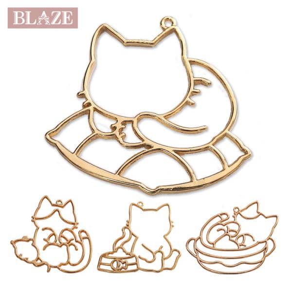 ▼商品詳細▼【デザイン】A＜座布団と猫＞・B＜ネズミと猫＞・C＜ご飯と猫＞・D＜土鍋猫＞【サイズ】画像参照【入数】1個【材質】亜鉛合金【原産国】中国【スタッフのコメント】ゆったりくつろぐネコがかわいいオリジナルデザインの空枠チャーム！レジン...