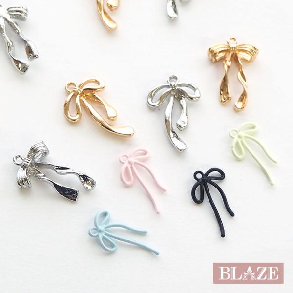 ▼商品詳細▼【デザイン】画像参照【サイズ】画像参照【入数】A〜D：2個入り／E〜H：1個入り【材質】亜鉛合金【原産国】中国【スタッフのコメント】長めのリボンデザインがかわいいメタルチャームピアスやイヤリングなどのアクセサリー作りにぴったりの...