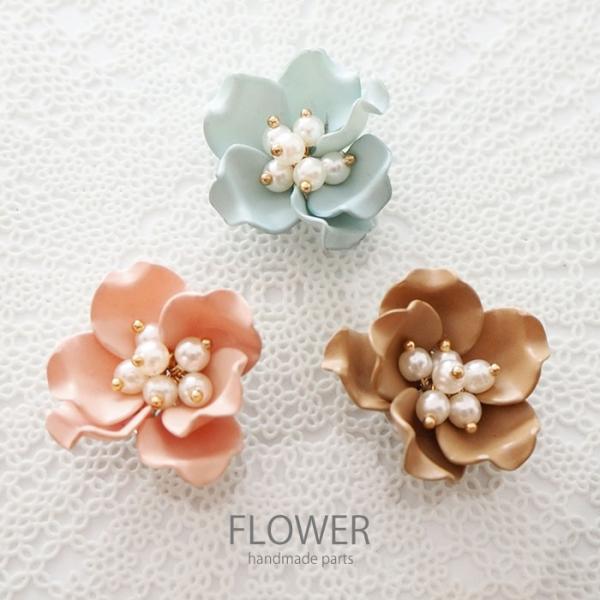 ▼商品詳細▼【サイズ】直径：約3.2cm前後【カラー】A（サーモンピンク）・B（ミントブルー）・C（カフェオレ）【入数】1個入り【材質】プラスチック・合金【原産国】中国【スタッフのコメント】可愛いマットカラーのフラワーアクセパーツ！ピアスや...