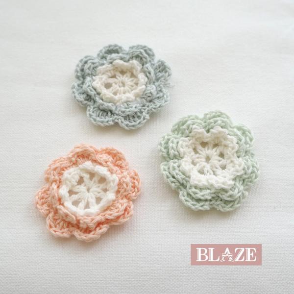 ▼商品詳細▼【デザイン】A＜ライトオレンジ＞・B＜ライトグリーン＞・C＜ライトブルー＞【サイズ】直径：約4.3〜4.8cm【入数】1個【材質】ポリエステル【原産国】中国【スタッフのコメント】手編みのナチュラルなデザインと淡い色合いが可愛らし...