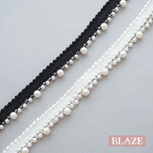 ▼商品詳細▼【デザイン】A＜ホワイト＞・B＜ブラック＞【サイズ】幅：約1.3cm【材質】ナイロン、ABS樹脂、ガラス【原産国】中国【スタッフのコメント】しっかりとした生地に華やかなパールがアクセントのブレードテープ。ヘアアクセサリーや衣装の...