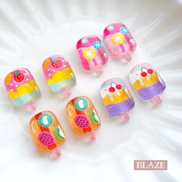 ▼商品詳細▼【デザイン】画像参照【サイズ】約2.3×1.5cm【入数】2個入り【材質】エポキシ樹脂【原産国】中国【スタッフのコメント】カラフルなアイスクリームデザインがかわいいデコパーツホイップクリームと合わせてスイーツデコやアクセサリー、...