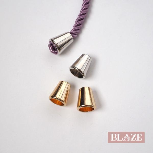 ▼商品詳細▼【デザイン】A＜ゴールド＞・B＜シルバー＞【サイズ】約0.5×0.9×1.4cm【入数】2個【材質】亜鉛合金【原産国】中国【スタッフのコメント】紐の先端をおしゃれにリメイクできるエンドパーツスマホショルダーやバック、パーカーなど...
