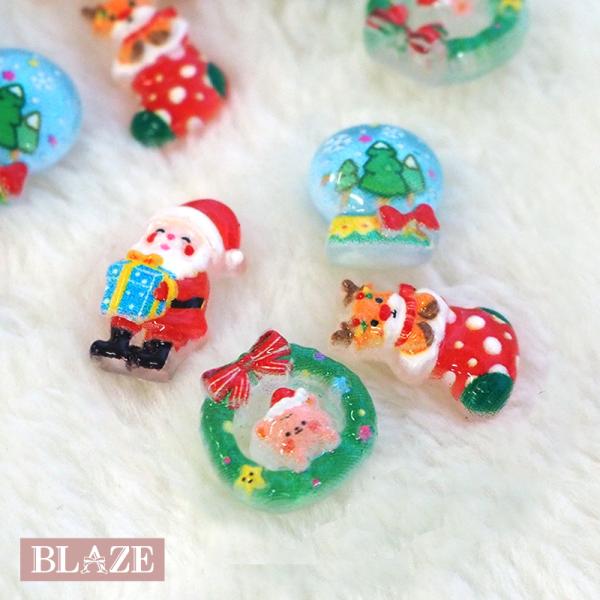 ▼商品詳細▼【サイズ】約1〜1.3×0.7〜1.1cm（縦×横）【入数】12個入り【材質】ABS樹脂【原産国】中国【スタッフのコメント】クリスマスデザインがかわいいデコパーツ裏面がフラットな貼付けタイプなので幅広く活躍してくれます。 ▼肌に...