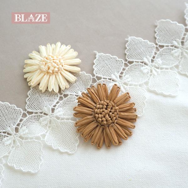 ▼商品詳細▼【デザイン】A＜ホワイト＞・B＜ブラウン＞【サイズ】直径：約4cm【入数】1個入り【材質】ポリエステル【原産国】中国【スタッフのコメント】ラタン風の編みデザインがおしゃれな貼り付けタイプのフラワーパーツピアスやイヤリング、ヘアア...