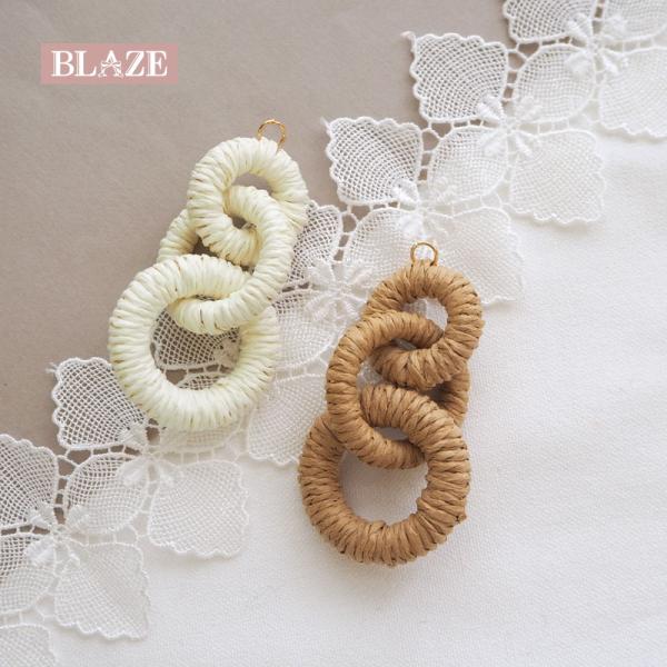 ▼商品詳細▼【デザイン】A＜ホワイト＞・B＜ブラウン＞【サイズ】約6.7×3.6cm(カン含む)【入数】1個入り【材質】ポリエステル・鉄【原産国】中国【スタッフのコメント】カン付きで便利なとっても軽いラタン風チャームピアスやイヤリングなどア...