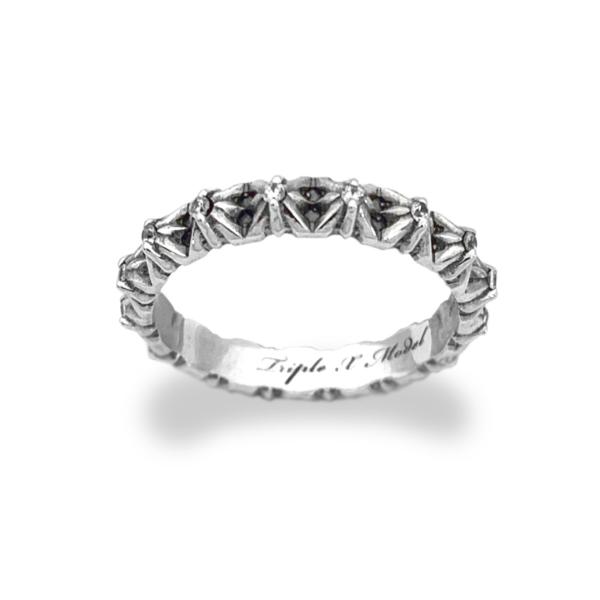 【発売日：2025年12月01日】【STUDS NARROW RING MELEE XR-044】30周年記念特別モデル。ローマ数字で１０を現すXをモチーフにしたシリーズ。小さめのスタッズをエタニティリングにデザインし各スタッズの中央に石を...