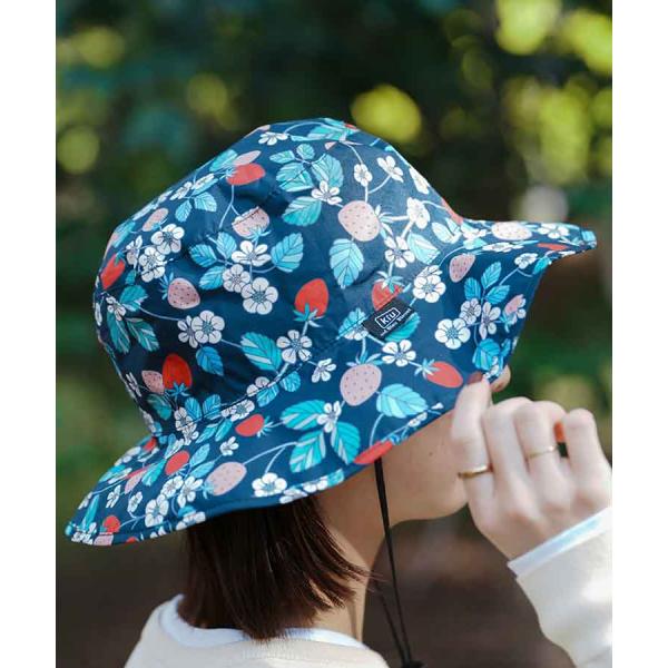アウトドアグッズブランド「KiU」の撥水・防水加工が施されたハット。UVカット95%以上 UPF50+で紫外線対策の必需品。晴雨兼用、あご紐付き、裏面は通気性の良いメッシュで快適な着用感。帽子トップの裏側メッシュポケットを裏返すとコンパクト...