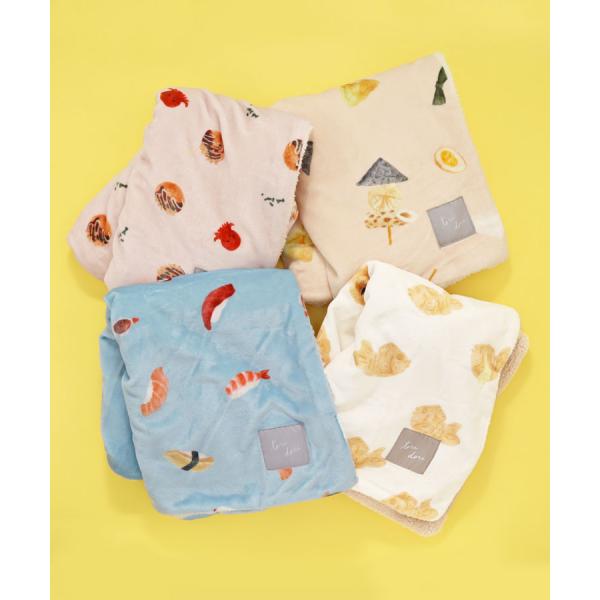 ふんわりなめらかなマイクロフランネルのブランケット。表面はしっとりやわらかく、裏面はもこもこのボア仕様になっています。足元に掛けたり肩から羽織るなど使いやすく持ち運びにも最適なサイズ感。お部屋でのリラックス時間、オフィスや学校など様々なシー...