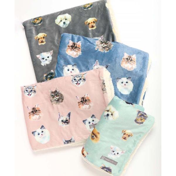 イヌやネコがリアルなタッチで描かれた、いろいろな種類や表情が楽しめるブランケット。優しくなめらかな肌触りに裏ボアのモコモコ感であたたかさも抜群◎73×100と足元に掛けたり肩から羽織るなど使いやすく、お部屋でのリラックス時間、オフィスや学校...