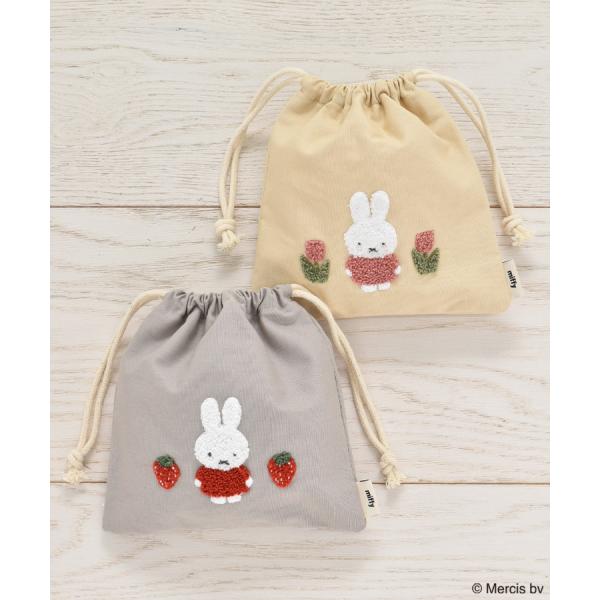 ミッフィーのサガラ刺繍が施された巾着。イチゴやチューリップとの組み合わせが可愛らしいデザイン。充電ケーブルやモバイルバッテリーなどのガジェット類、メイクポーチ代わりやサニタリー用品を入れたりと日常使いにとても便利。旅行時の荷物の仕分けやプレ...