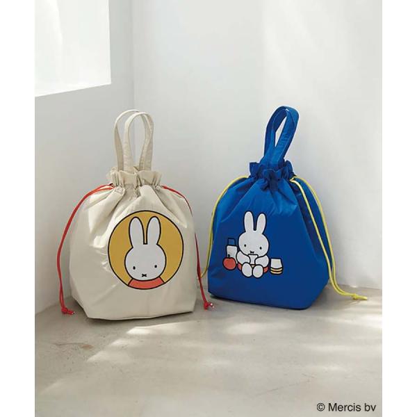 大きなミッフィー刺繍がポイントの保冷バッグ。収納口を絞れる巾着型、ころんとした可愛らしいシルエット。お弁当と500mlのペットボトルが縦で入る実用的なサイズ。内側はアルミコーティング生地を使用、メッシュポケットには保冷剤、お箸やお手拭きなど...