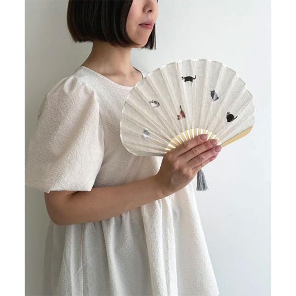 可愛らしい動物刺繍がポイントの扇子。持ち歩きしやすいケース付きで、バッグに入れても嵩張らないコンパクトサイズ。手軽に涼めるハンディファンも便利ですが、室内でちょっと汗を抑えたい時や静かな場所でも使用できるので、ひとつ持っていると重宝します。...