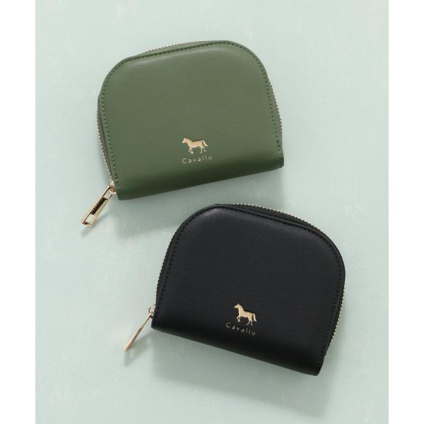 シンプルなデザインのハーフムーン型の折り財布。大人可愛い馬の箔押しがポイント。カードをすっきりまとめられる7枚分のカードポケット、小銭入れは仕切り付きで見やすく2枚分のカードポケットが付いています。しっかりとした収納力があり、使いやすさも抜...