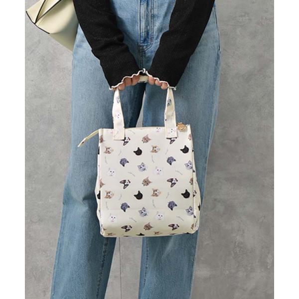 保温・保冷機能付きのランチトート。身近にいそうなネコたちが描かれたとってもかわいいデザイン。毎日のお弁当の持ち歩きにぴったりなサイズで、500mlのペットボトルも一緒に入れられます。内側はアルミシートを使用、メッシュポケットには保冷剤が入れ...