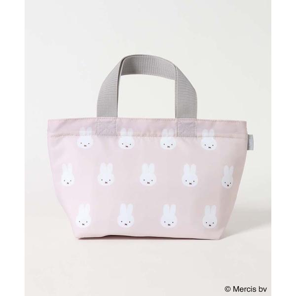 可愛らしいミッフィーデザインのランチバッグ。毎日のお弁当の持ち歩きにぴったりな使いやすいサイズで、カトラリーや500mlのペットボトルは横向きで一緒に入れられます。内側はアルミシートを使用した保冷機能付き、保冷剤を一緒に入れておけば適度な温...
