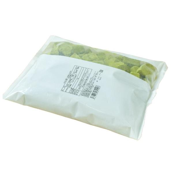 暑い夏に大人気の涼しげな和菓子、抹茶きな粉わらび餅です。ぷるんとして、もちもちの食感で喉ごしが良く、抹茶の旨みときな粉の芳醇な香りも楽しめます。解凍してそのままで、アイスクリームと一緒に、餡と一緒に、アレンジも多彩です。