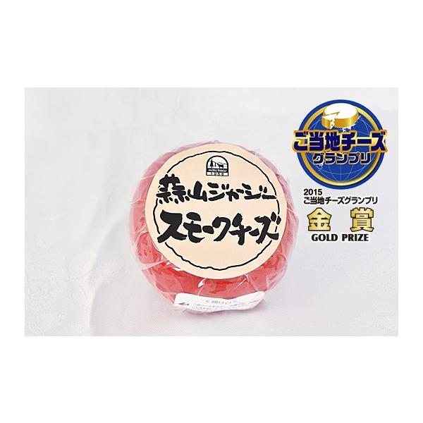 3〜4ヶ月まろやかに熟成したゴーダチーズを低温でじっくりスモークしました。おつまみ・サラダに最適です。お好みのサイズにカットしてお召し上がりください。 栄養成分（100ｇ当）エネルギー　435Kcalタンパク質　24.8ｇ炭水化物　　4.3...