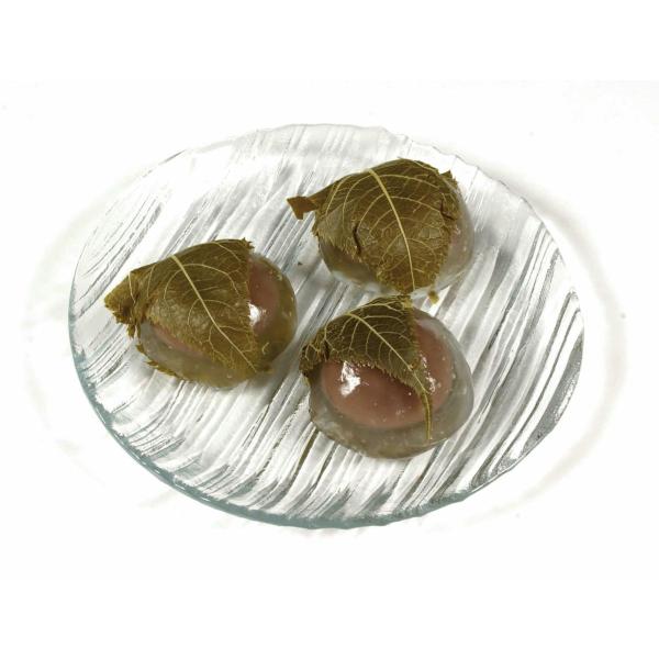 本葛を使用した透明な生地でこしあんを包み、桜葉で包んだ涼やかで香りのよい和菓子です。原材料：小豆こしあん（国内製造）、砂糖、桜葉塩漬、くず粉／トレハロース、加工でん粉、酵素（大豆由来）アレルゲン：大豆お召し上がり方：必要分室温で自然解凍（約...