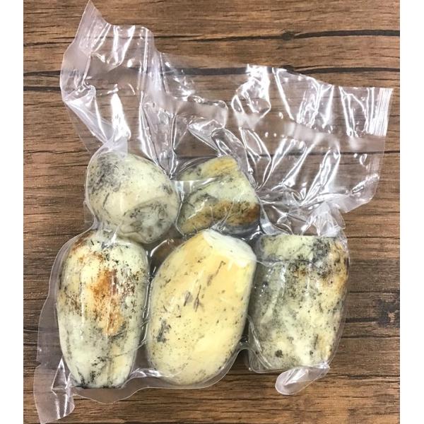 生産者：HSSアグリ（千葉県香取市）有機JAS認証（許0）小ぶりな節や形を整えるために切り分けた1個100g未満のれんこんを集めて、たっぷり400gのパックにしました。 おいしさはそのままで保存も調理もしやすいサイズです。　