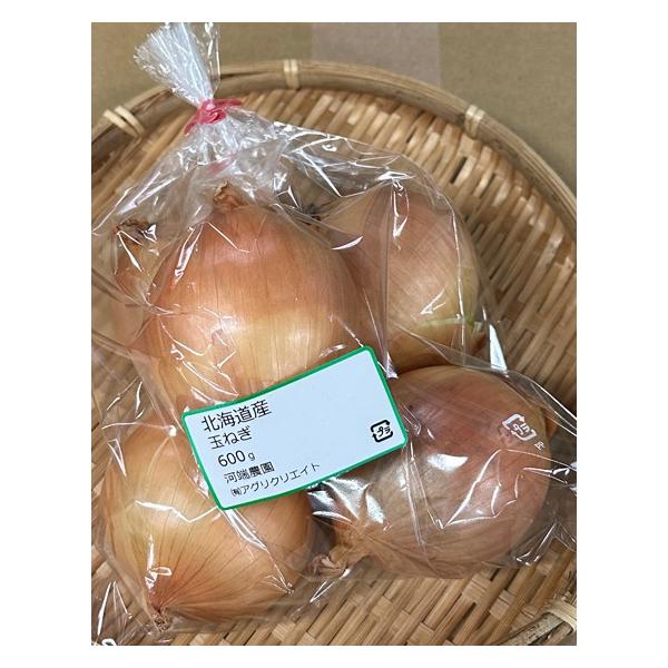 生産者：河端農園（北海道岩見沢市）防除：農薬7割減（虫2菌2）（有3)：化肥5割減秋に収穫する北海道産玉ねぎ。秋といっても北海道なので本州では冬のように寒い時期です。この時期に収穫するじゃがいもや玉ねぎは休眠して春まで芽が出ないので長期貯蔵...