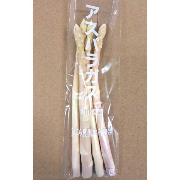 生産者：うえむら農園（香川県木田郡三木町）防除：農薬7割減（虫2菌1）（許7）・化肥5割減植村さんのホワイトアスパラは、お日様に当たるとグリーンアスパラになるものを遮光して軟化栽培したもの。写真のように芽が出たら特に良いものを選んで１本ずつ...