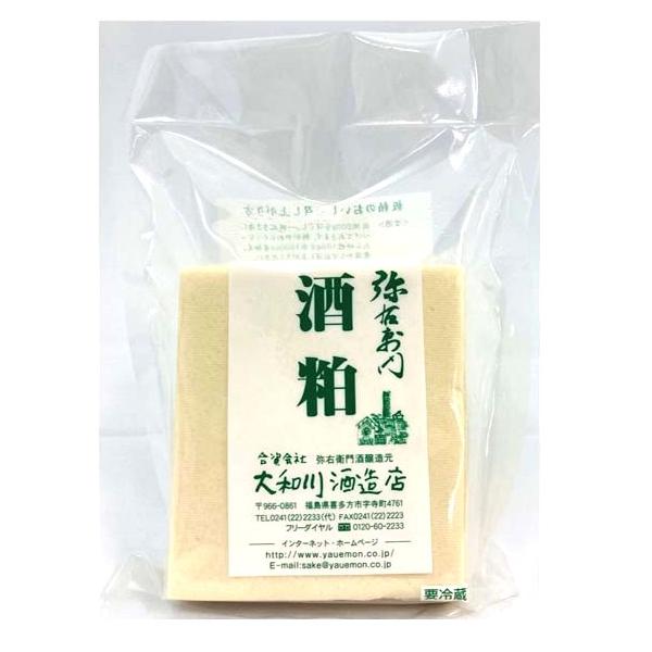 喜多方市大和川酒造さんの板粕になります。酒を醸造したもろみをしぼった際、清酒と分離した物を酒粕といい、特に圧搾機で処理された酒粕を剥がしたものを「板粕」といいます。※ガス抜きの為、上部が一部開放しています。原材料：米（国産）、米麹（国産）使...