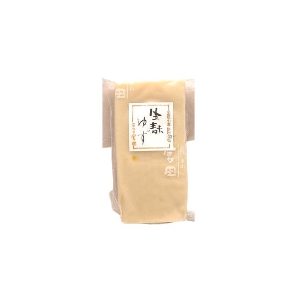 [ 商品説明 ]愛媛県産のゆず入り生麩です。お刺身、煮物、揚げ物、ソテーに。お刺身でお召し上がりの際は、袋のまま熱湯で5分程温め、冷水で冷やすとより一層美味しく召し上がれます。白玉や、お餅の代わりにぜんざい等にいれていただいても美味しいです...