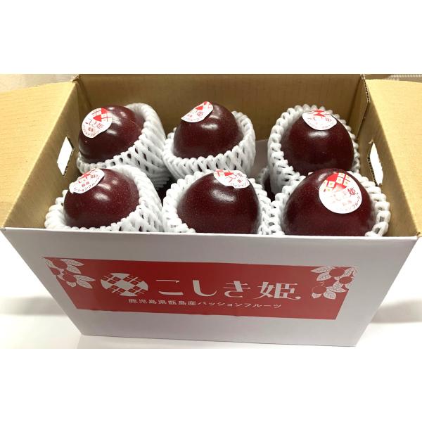 生産者：甑フルーツ園（鹿児島県甑島）防除：農薬0回・化肥0回鹿児島県の離島、甑島で、農薬や化学肥料を使用せずパッションフルーツをメインで栽培している、甑フルーツ園から、パッションフルーツをお届けします。