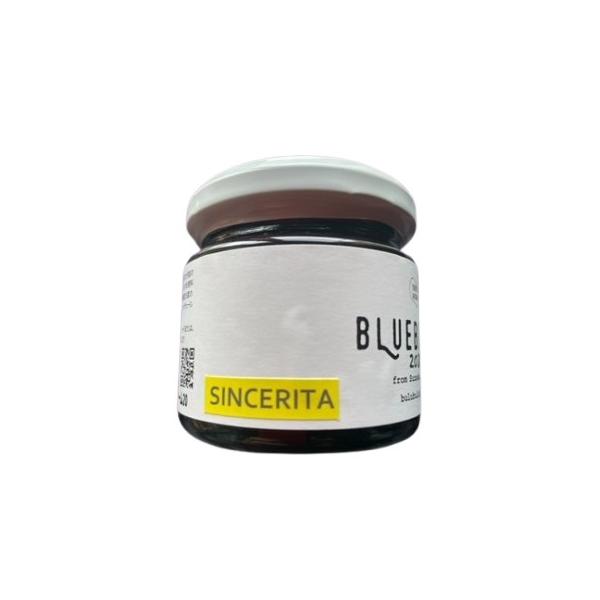 適期に収穫した「生」のブルーベリーだけを使ったブルーベリーコンフィチュール（ジャム&amp;ソース）です。スムージー的な程よい果汁が残った最高の仕上がりになりました。おすすめはヨーグルトに入れて、まろやかさと後味がすっきりとなり幸せを満喫す...