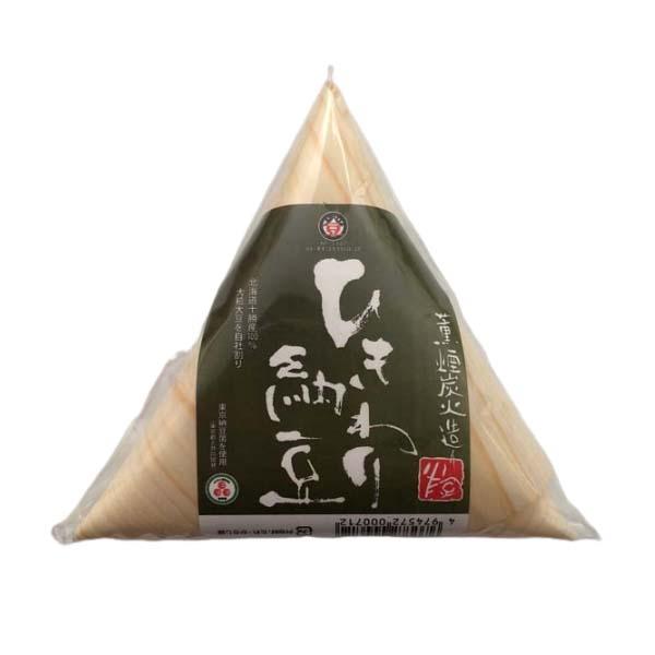 [ 商品説明 ]仕込みの前に、丸大豆を引き割るというひと手間をかけることで、カット面の酸化を防ぎ、アンモニア臭の発生を抑えた高品質なひきわり納豆です。天然経木に仕込むことで、より上品なおいしさに仕上がりました。[ 原材料 ]トヨホマレ大豆（...