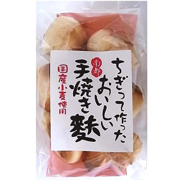 青丹よし奈良の都は「南都」とも呼ばれ、昔から焼き麩を作ってきました。こね上げた生地を引っ張らず、ちぎったそのままで焼き上げました。生地そのもの、皮の焼き目の「おいしさ」をお楽しみ下さい。すき焼き、おみそ汁、お澄まし、煮物、酢の物、味噌和え、...