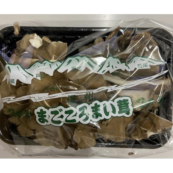 生産者：エムプランテイション（長野県中野市）防除：農薬0回・化肥0回これまではラップ巻きではがれたりするクレームがありましたが、ぶなしめじと同じフィルム包装、100gから150gにに変更しました。◆ 和洋中どんな料理にも合う！まいたけはその...