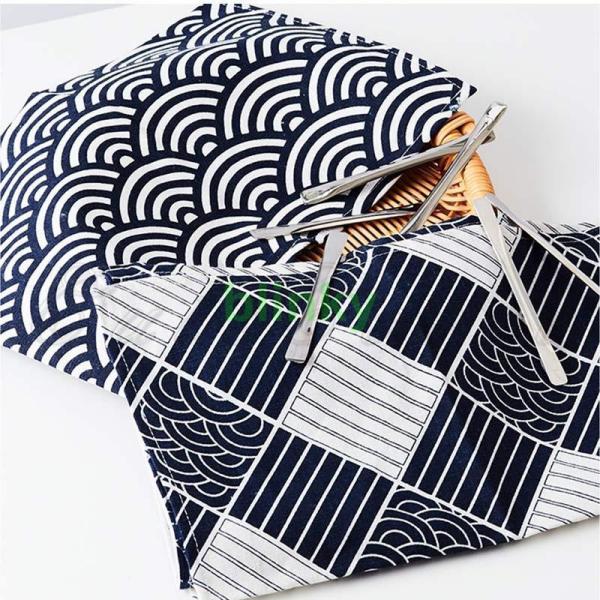 和風のお弁当やランチョンマットに使える風呂敷です。布製なのでお洗濯も気軽にできて収納もとっても便利です。ランチマットや風呂敷は勿論、タペストリーとしても使える。お食事時に敷くだけでいつもの食事がワンランクアップする。商品詳細　※記載のないア...