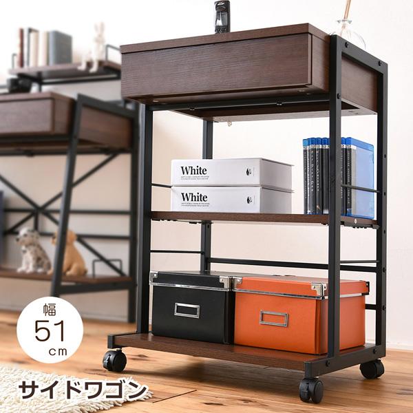 ■商品説明 2WAYパソコンデスクと共通デザイン、天板の高さもほぼ同一と、2WAYパソコンデスク横に最適な複合機ラック。キャスター付だからコロコロと好きな場所まで移動して、単独使用も。浅めの引き出しには、ノートや筆記用具、小物などが収納でき...