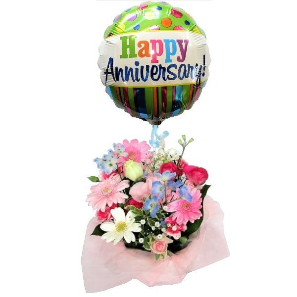 アニバーサリーバルーン＆アレンジメント花材：旬の白・ピンクのお花を取り合わせかわいく仕上げます。 お花　高さ：約21cm/横約21cm　全体高さ：約50cm/横約2cm*送料無料！*航空便となります　沖縄/離島へのお届けはできません。ご注意...