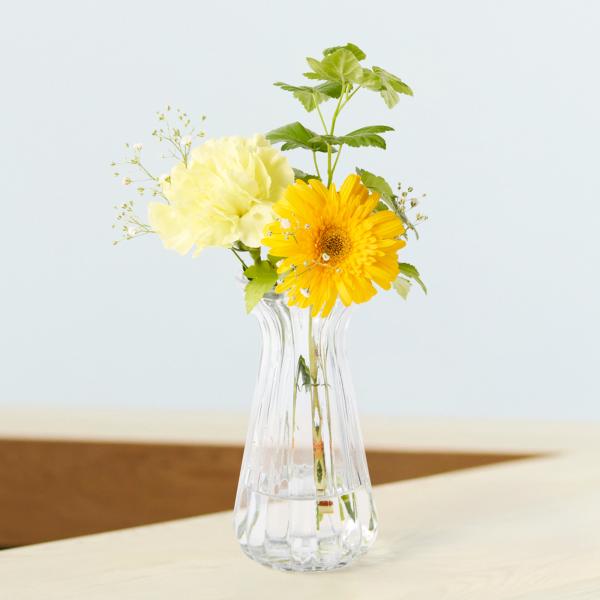 <内容量>・季節のお花のアレンジブーケ(※グリーン含む4本)　(約25cm×約10cm×約10cm)・花瓶は以下からお選びいただけますクリア01(15cm×7.5cm)クリア02(15cm×11cm)ブラック(ひし形)(16cm...