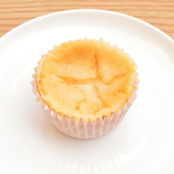 北海道産クリームチーズを贅沢に使用したベイクドチーズケーキ。濃厚なクリームチーズに爽やかなアクセントとして、自家製のマーマレードを使用しています。減農薬の甘夏を使用したマーマレードも、サトウキビを原料とする素精糖で手作りしています。濃厚なの...